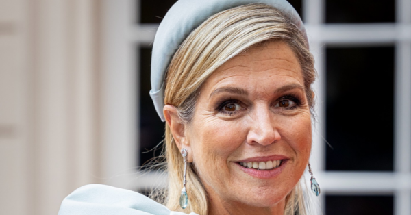 Máxima deslumbró con un vestido azul marino y un "factor sorpresa" floral