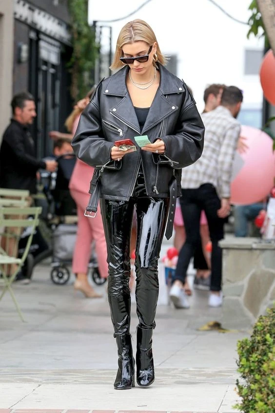 Vuelve el pantalón de vinilo para el invierno 2025 y Pampita nos adelanta cómo llevarlo