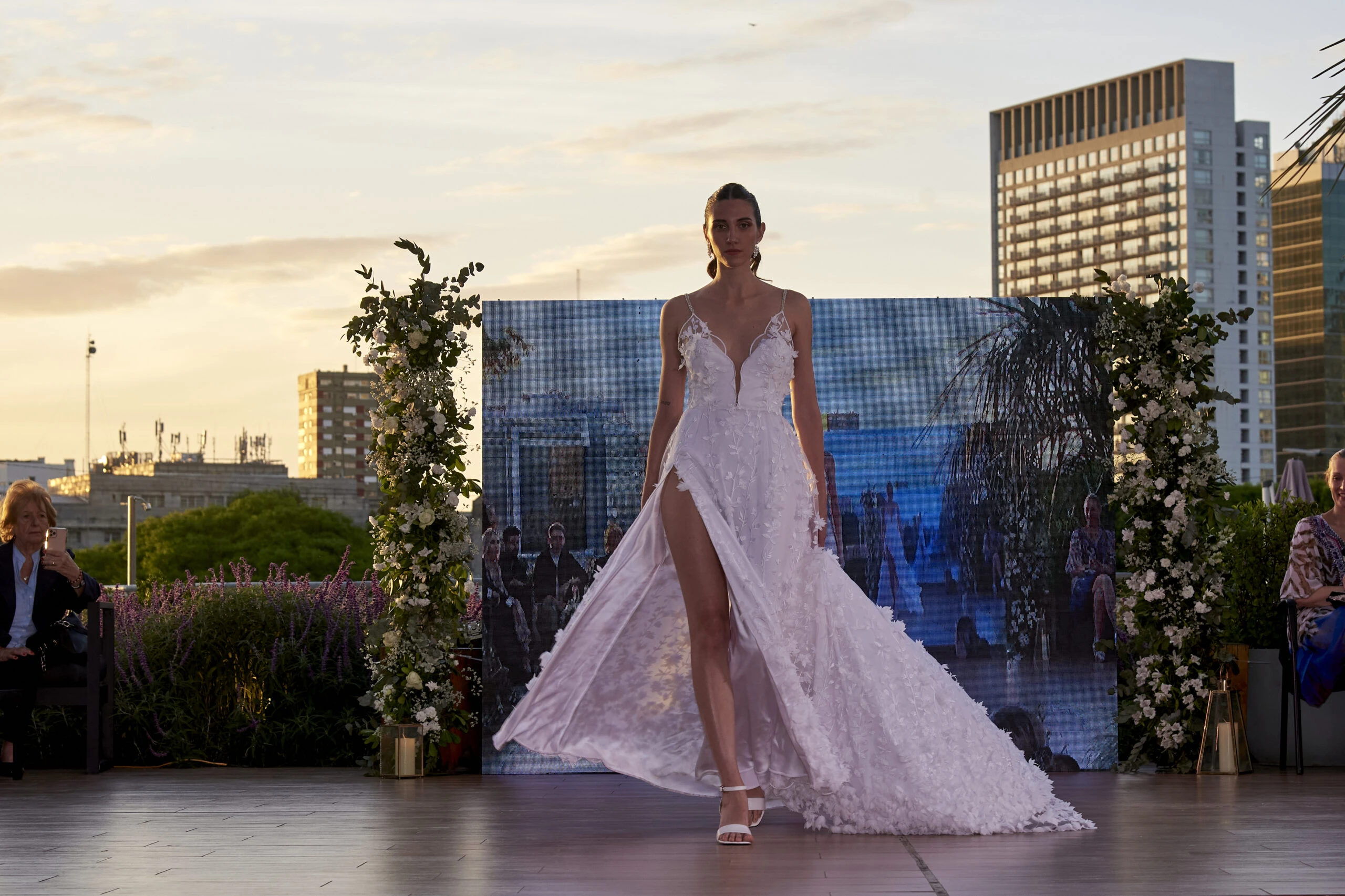 Claudia Arce presentó su espectacular colección de novias 2025