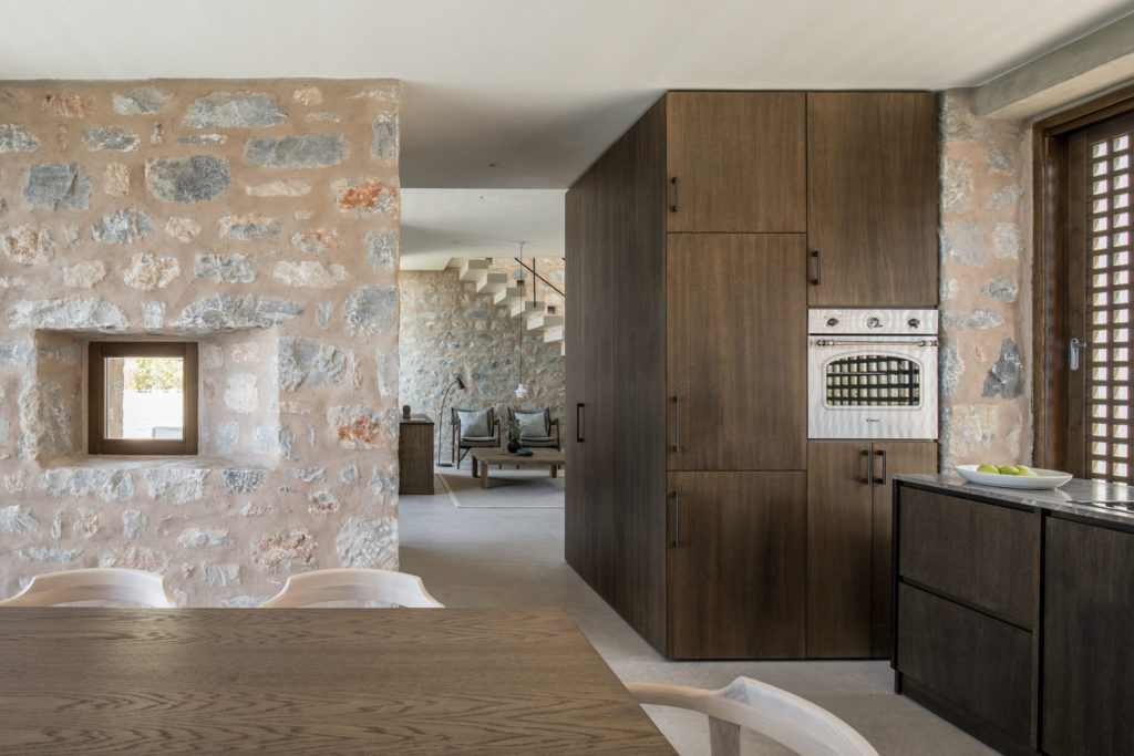 Una casa de verano construida con materiales naturales