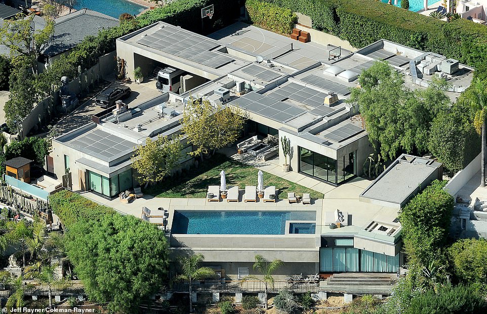 Leonardo Di Caprio cumplió 50 años y tiró la casa por la ventana