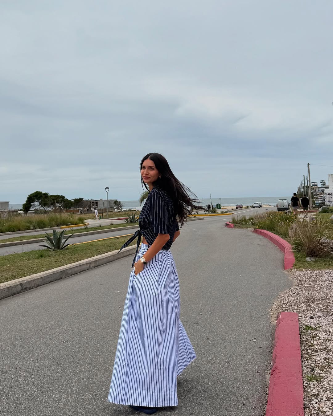 Zaira Nara marca tendencia con pantalones anchos en Punta del Este: sus ...