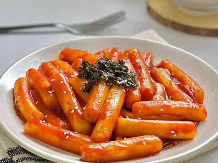 Tteokbokki: la receta del plato coreano hecho a base de pastel de arroz