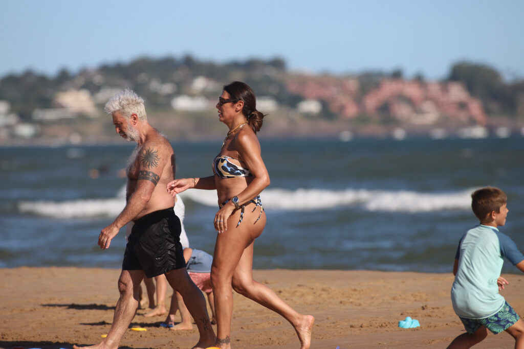 Las fotos de Flor de la V y familia en la playa de Punta del Este