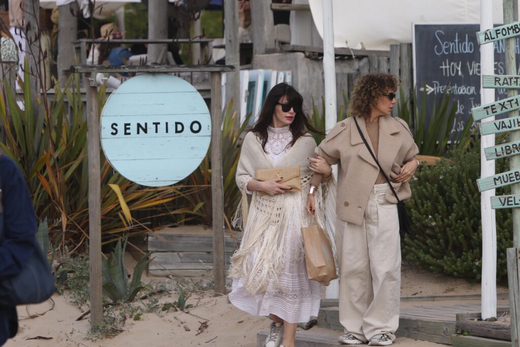Punta del Este: Lucila Polak y Emilia Attías, looks en la playa