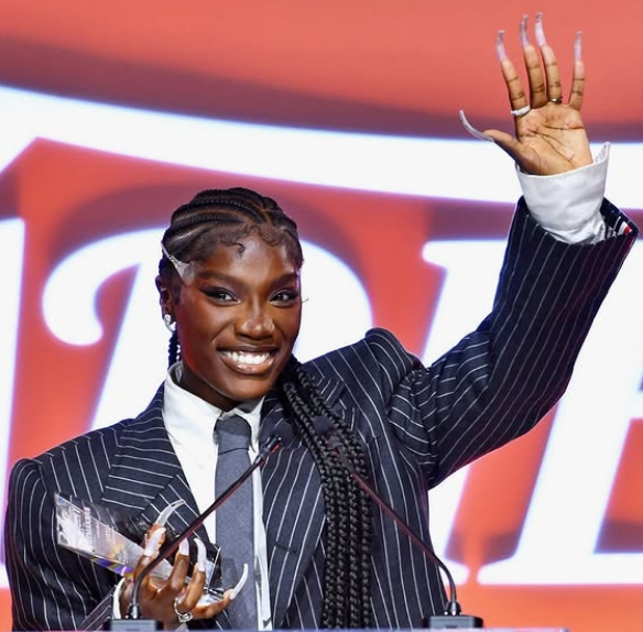 Ni make up ni piercing: Doechii impone la cinta facial visible (face ...