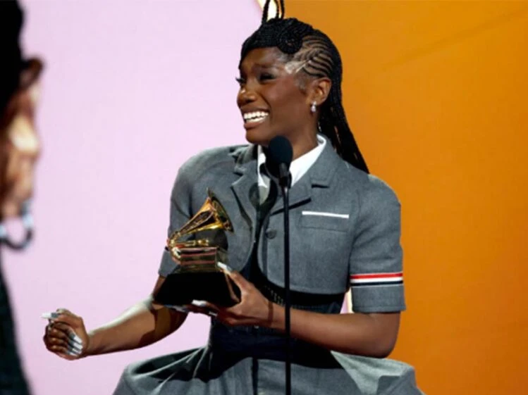 Ni make up ni piercing: Doechii impone la cinta facial visible (face ...