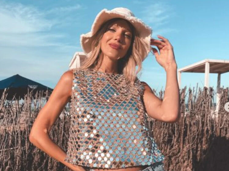 Cande Ruggeri impactó en Jamaica con su look de tendencia