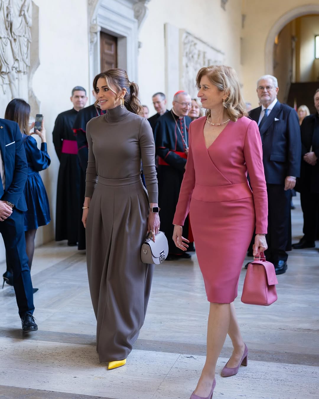 Rania de Jordania deslumbra con un look monocromático