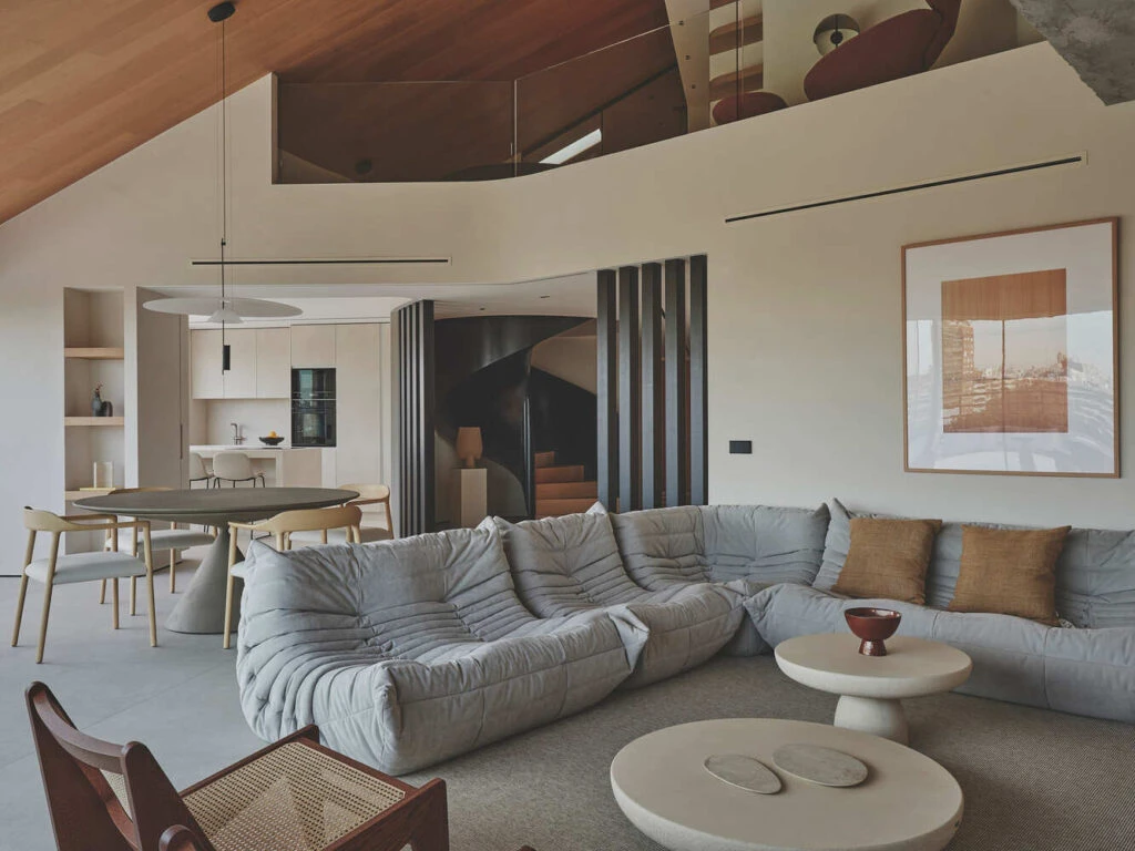 Un ático renovado con estilo, funcionalidad y elegancia