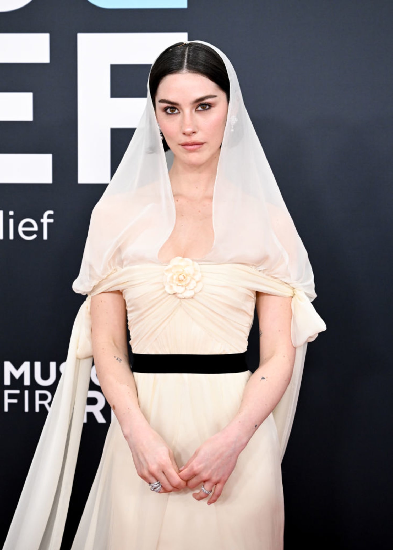 Gracie Abrams deslumbra con look de novia en los Grammy 2025 - Revista ...