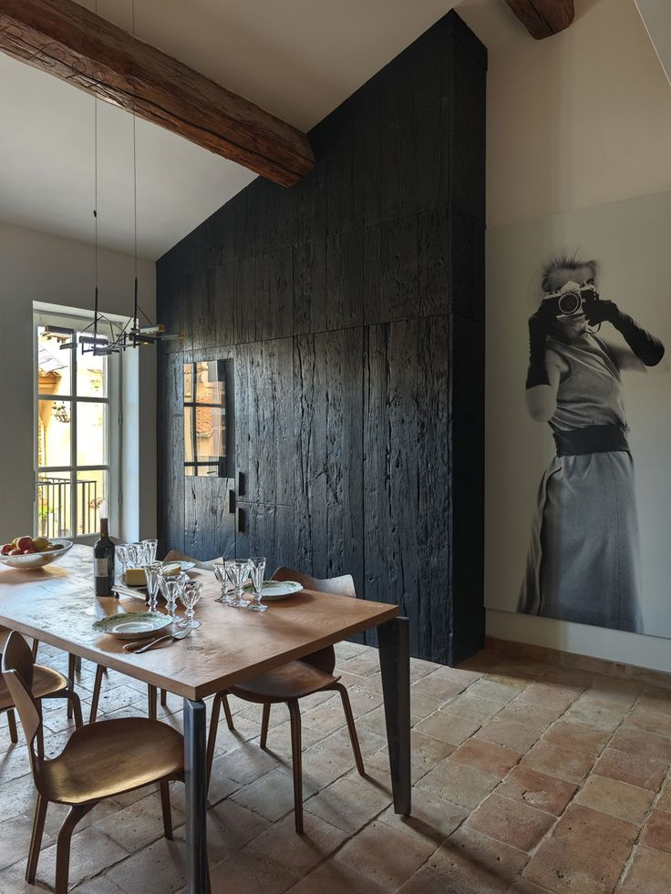 Juliana Awada aplica la técnica japonesa de quemar madera