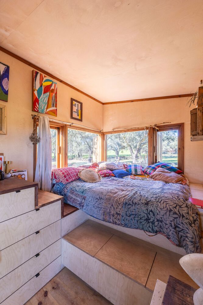 Tiny house rodante: diseño minimalista que se funde con el bosque