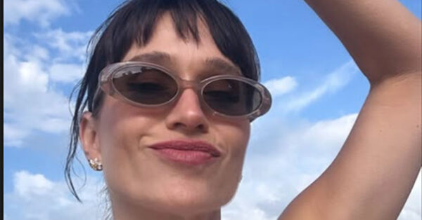 Brenda Gandini y el vestido plisado que marca tendencia