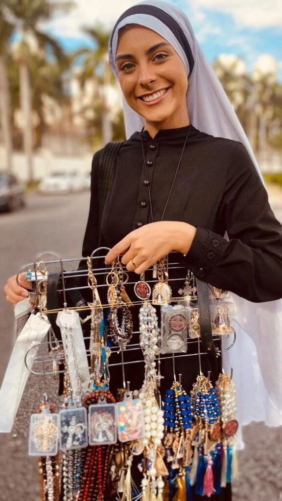 De modelo a monja: quién es Eva, la joven brasilera que se hizo viral ...