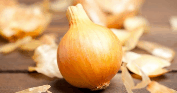 Cáscara de cebolla: el truco natural para un condimento lleno de sabor