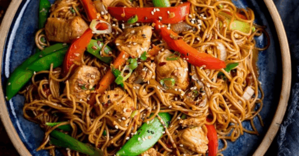 Wok de pasta con pollo y verduras: receta fácil y deliciosa