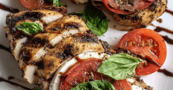 Pollo caprese con ensalada: un almuerzo fresco y completo - Revista Para Ti