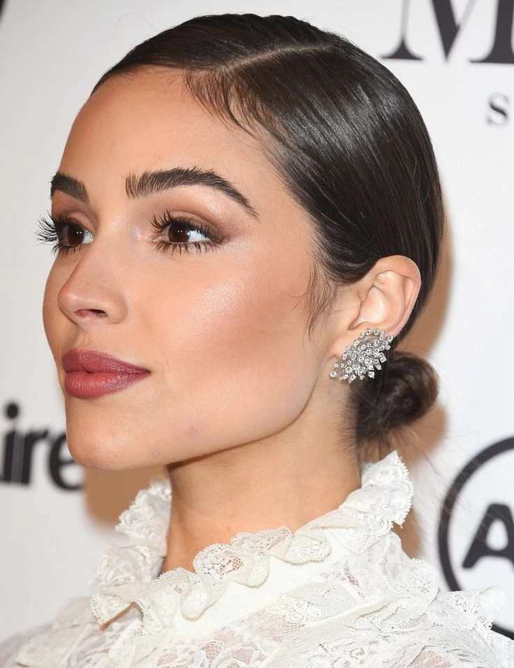 Rodete pulido: cómo hacer el peinado de fiesta más elegante de 2025