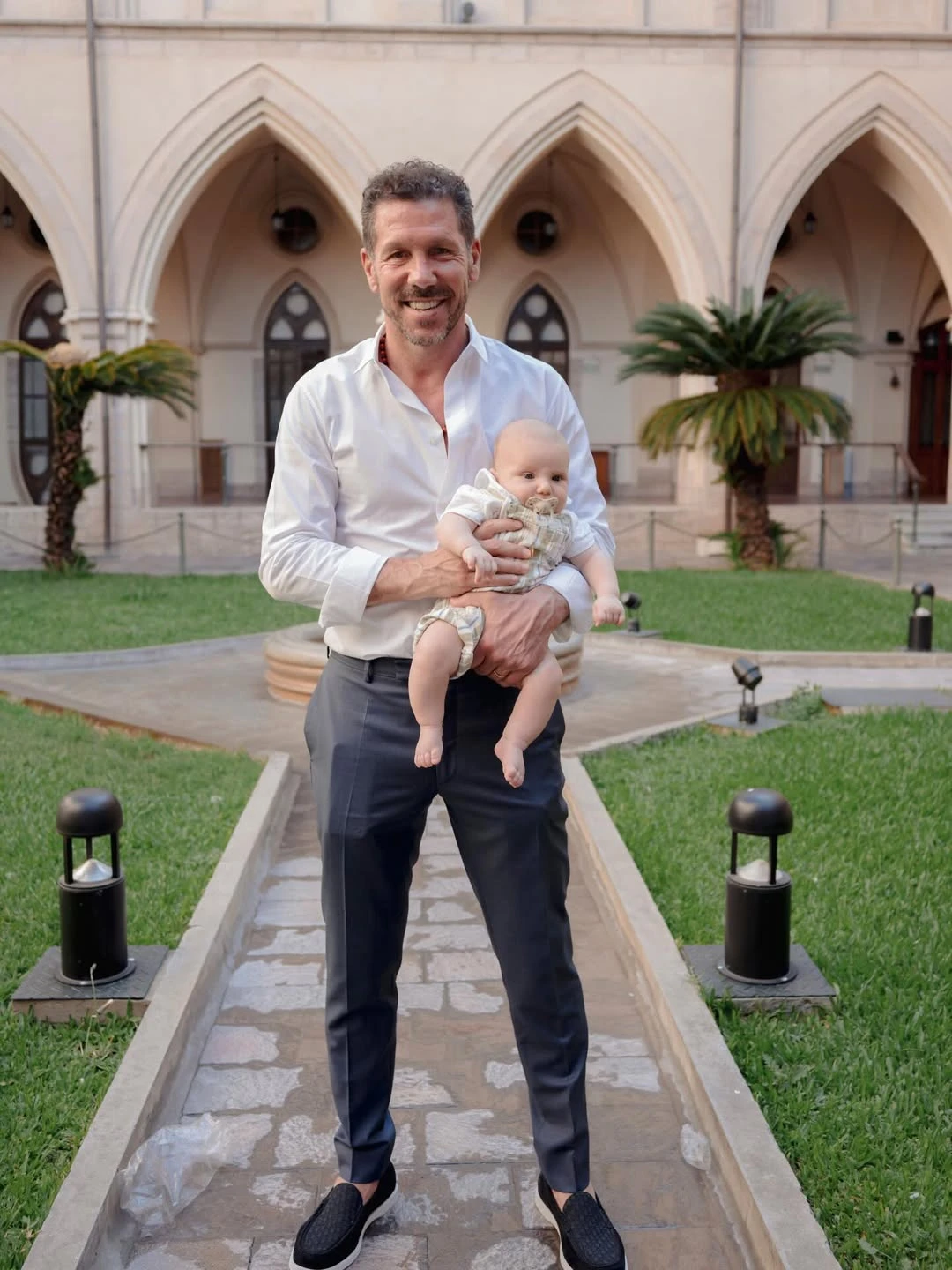 Las fotos de Diego El Cholo Simeone y Carla Pereyra en el bautismo de ...