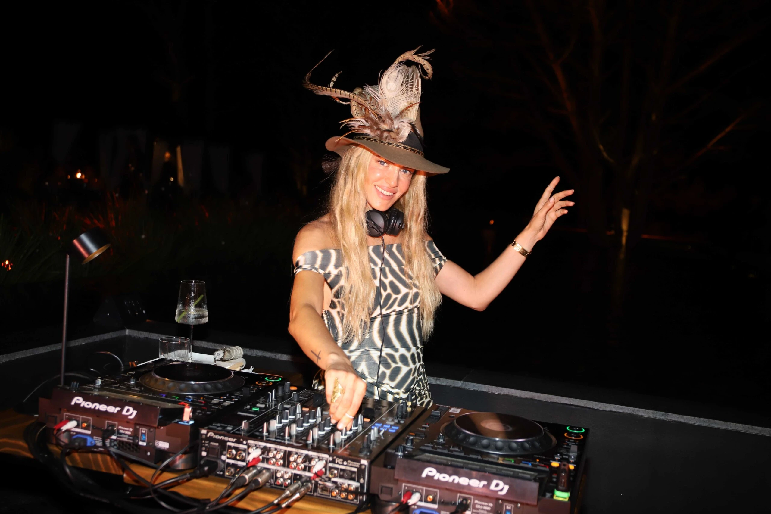 Benjamín Vicuña y Anita Espasandín en un evento en Punta