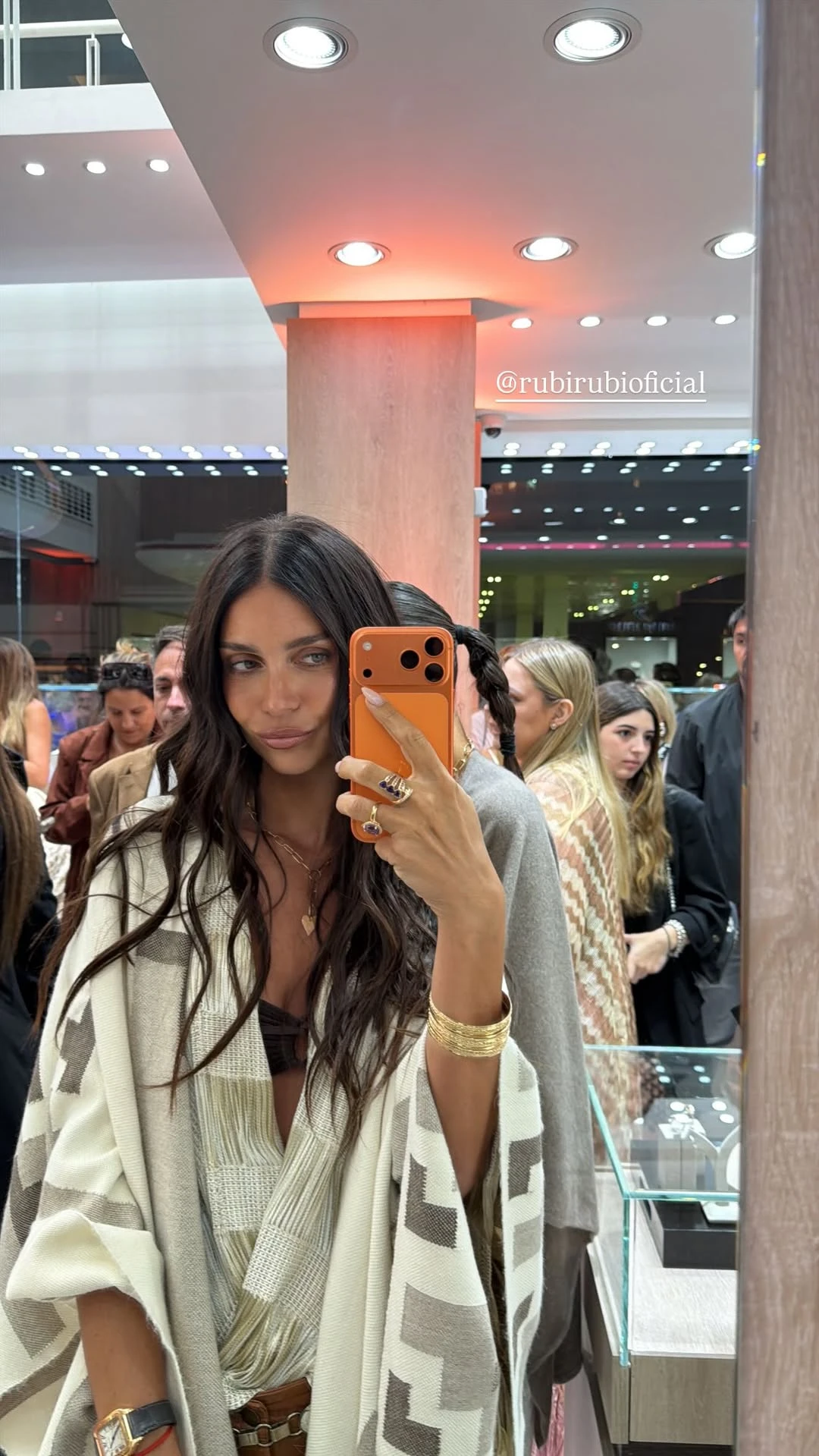 Juana Viale y Zaira Nara: ruanas y ponchos en Punta del Este