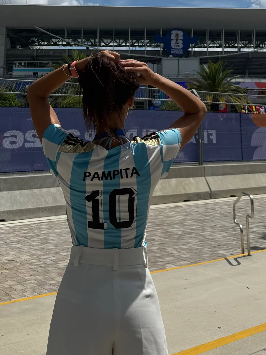 Pampita y su look sporty chic ideal alentar a Argentina en Miami