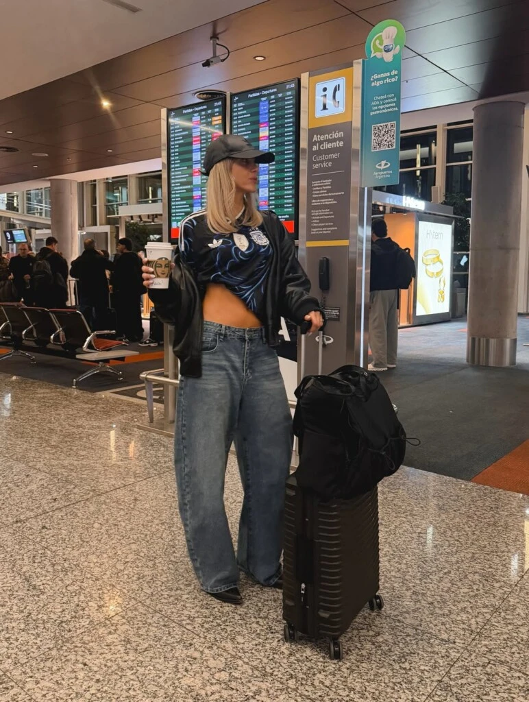 Camiseta de la Selección, jean baggy y cuero: el look de Cande Ruggeri