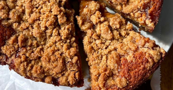 Cómo reversionar un bizcochuelo de cajita con frutas y crumble
